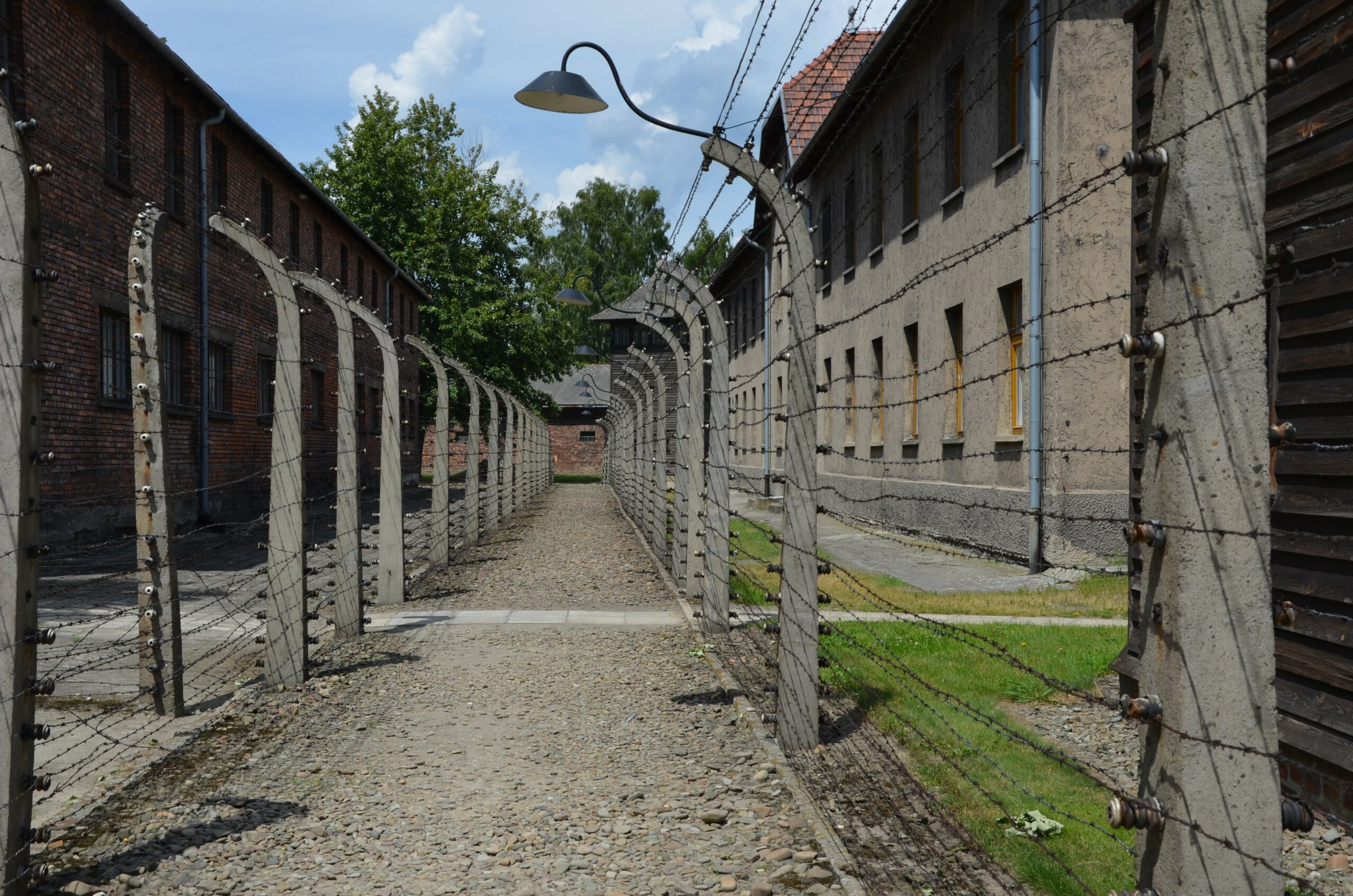 Innehalten und die Grauen von Ausschwitz-Birkenau niemals vergessen ...